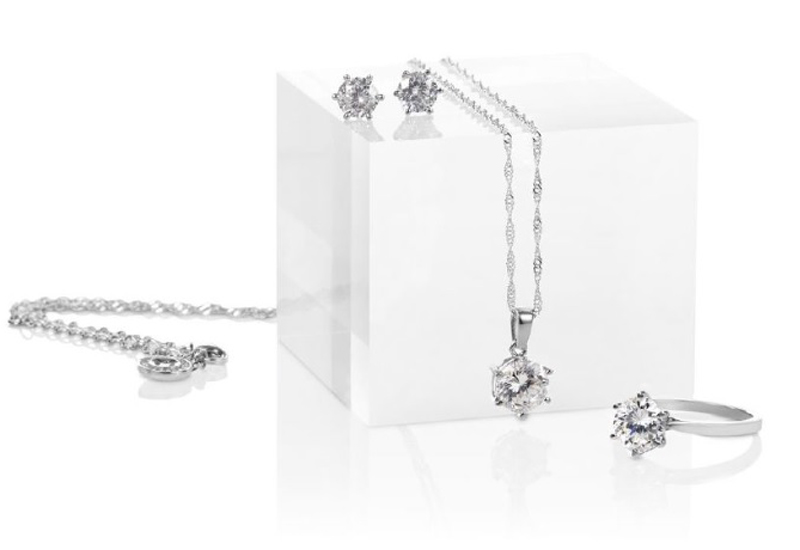 Bouton presents sparkling 100 Facet collection