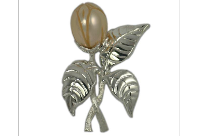 Goldsmith creates floral pin fit for Queen