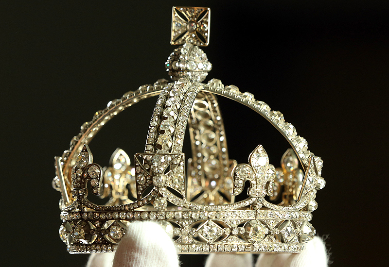 Buckingham Palace to showcase Queen's diamonds