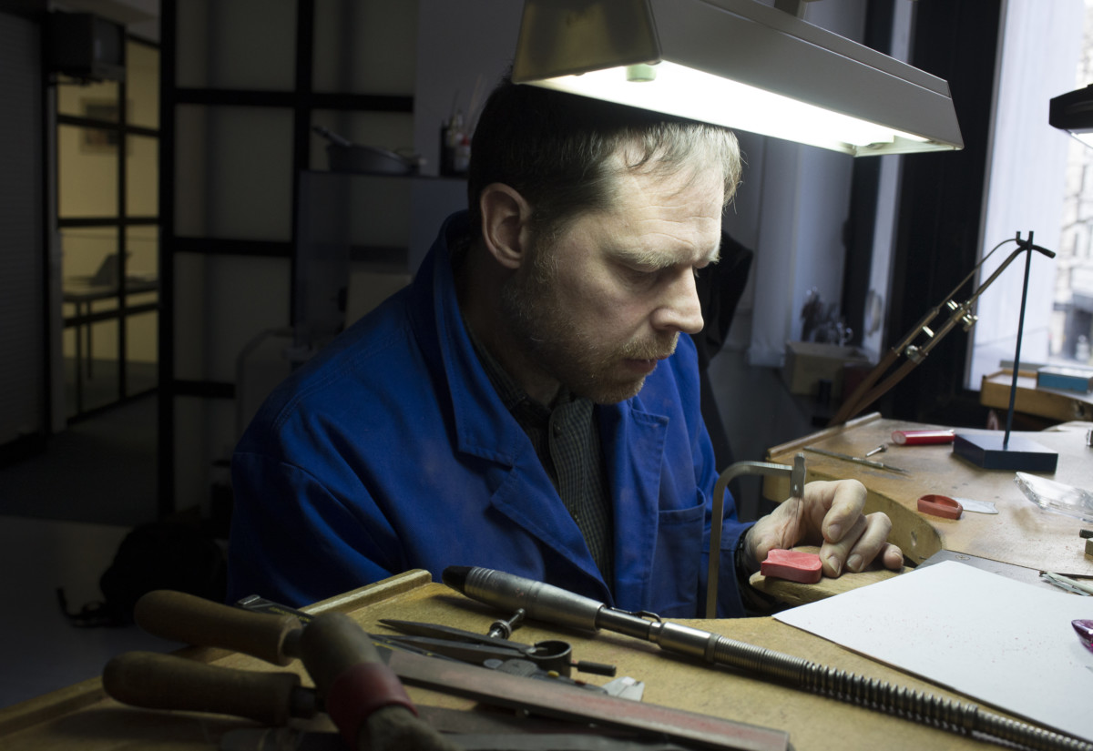 Goldsmiths’ uncovers hidden treasure behind jewellery with photographic ...