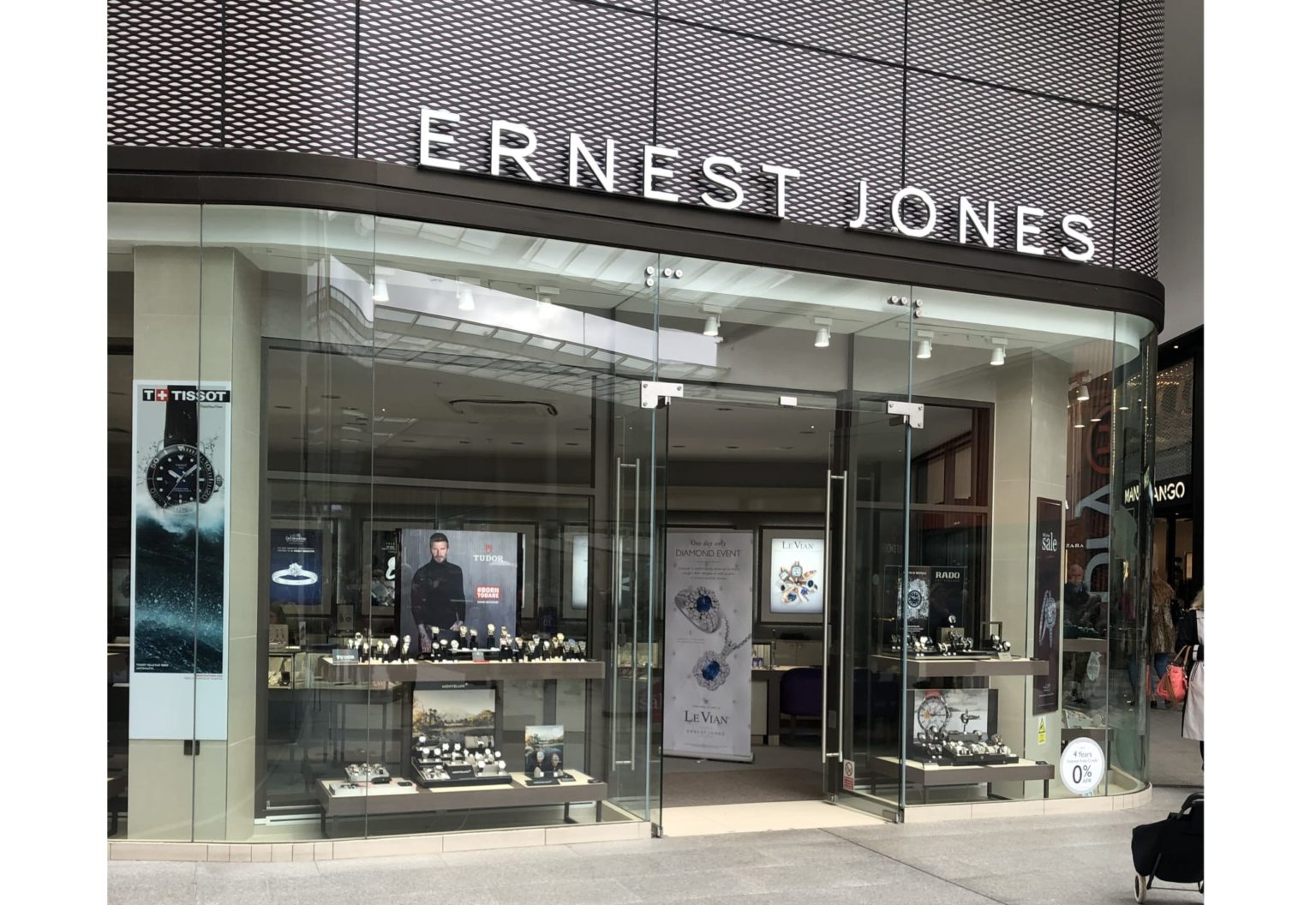 Signet to close 82 UK stores