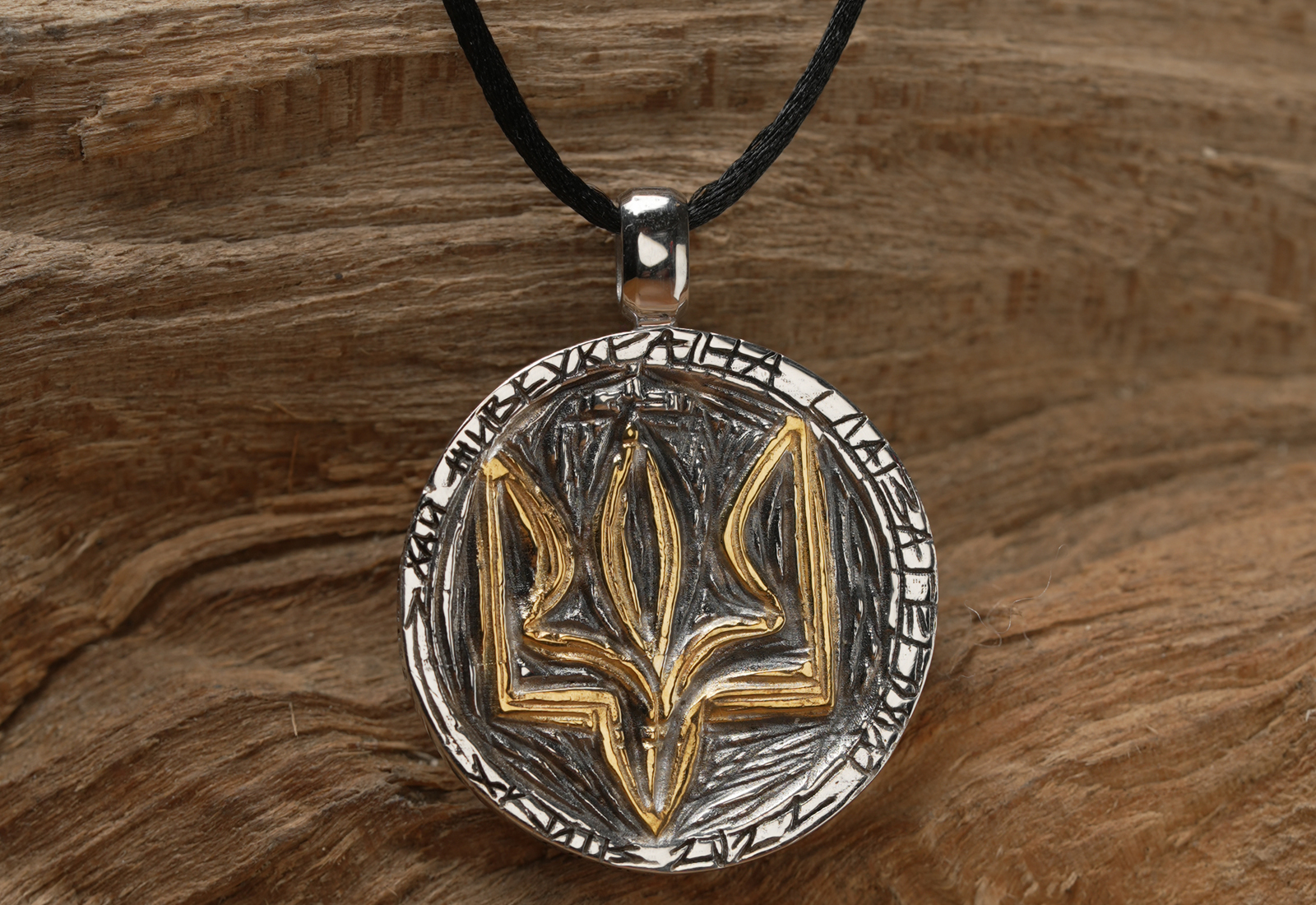 Oberig debuts new pendant symboling Ukraine's history