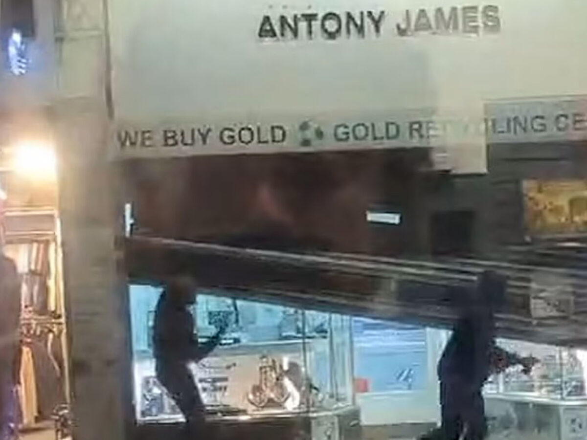 Daylight Robbery London Jewellers Targeted By Sledgehammer Wielding